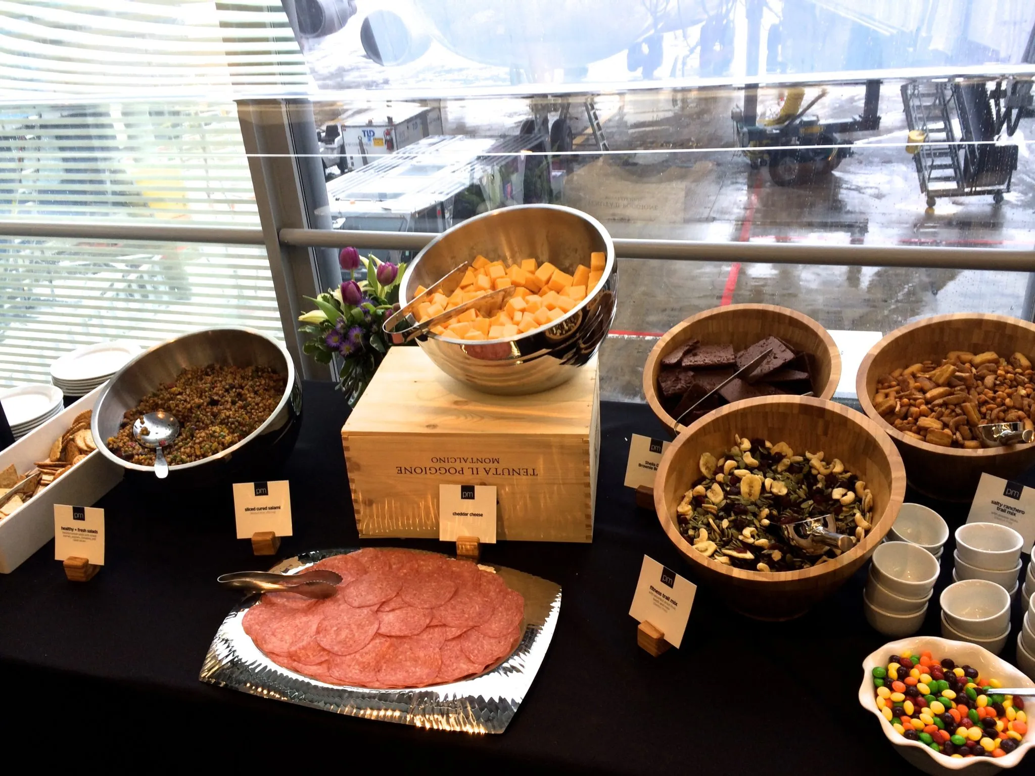 United takes fresh approach to airport lounge food - Runway GirlRunway Girl