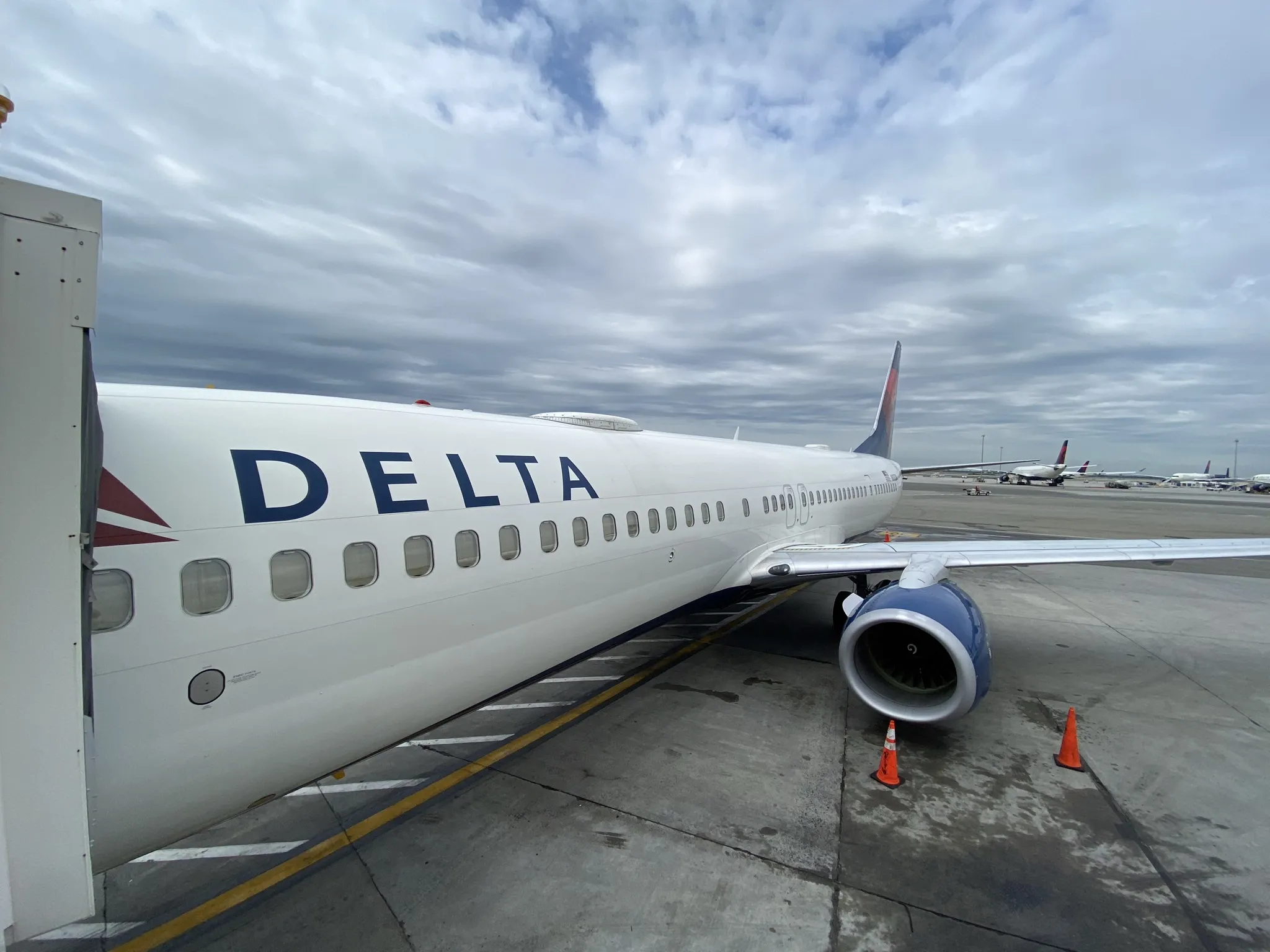 Comparing Delta s 737 900ER And 757 On New York Seattle Runway