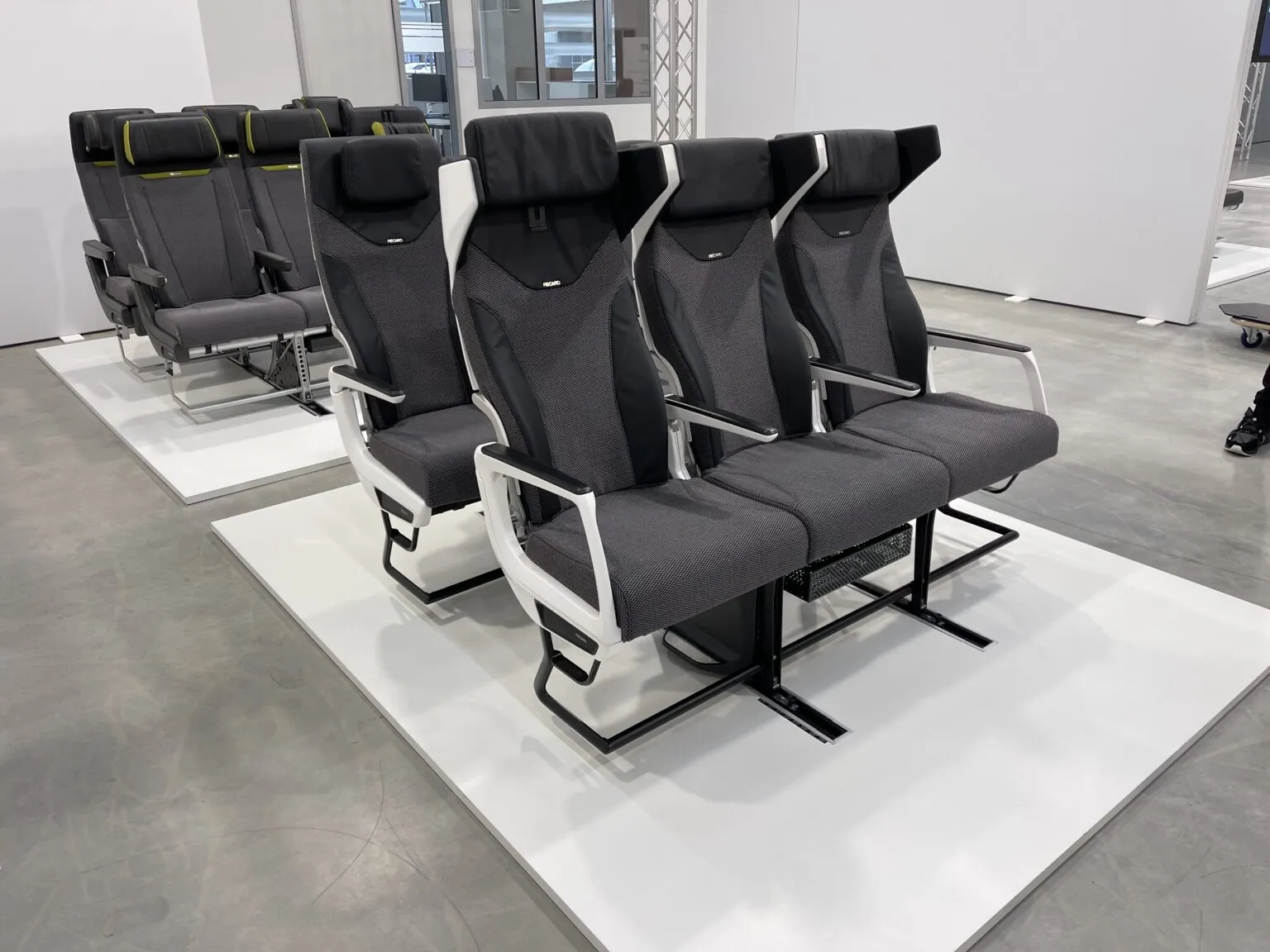 Recaro’s CL3810 full-featured economy drops 1.5kg, adds knee space ...