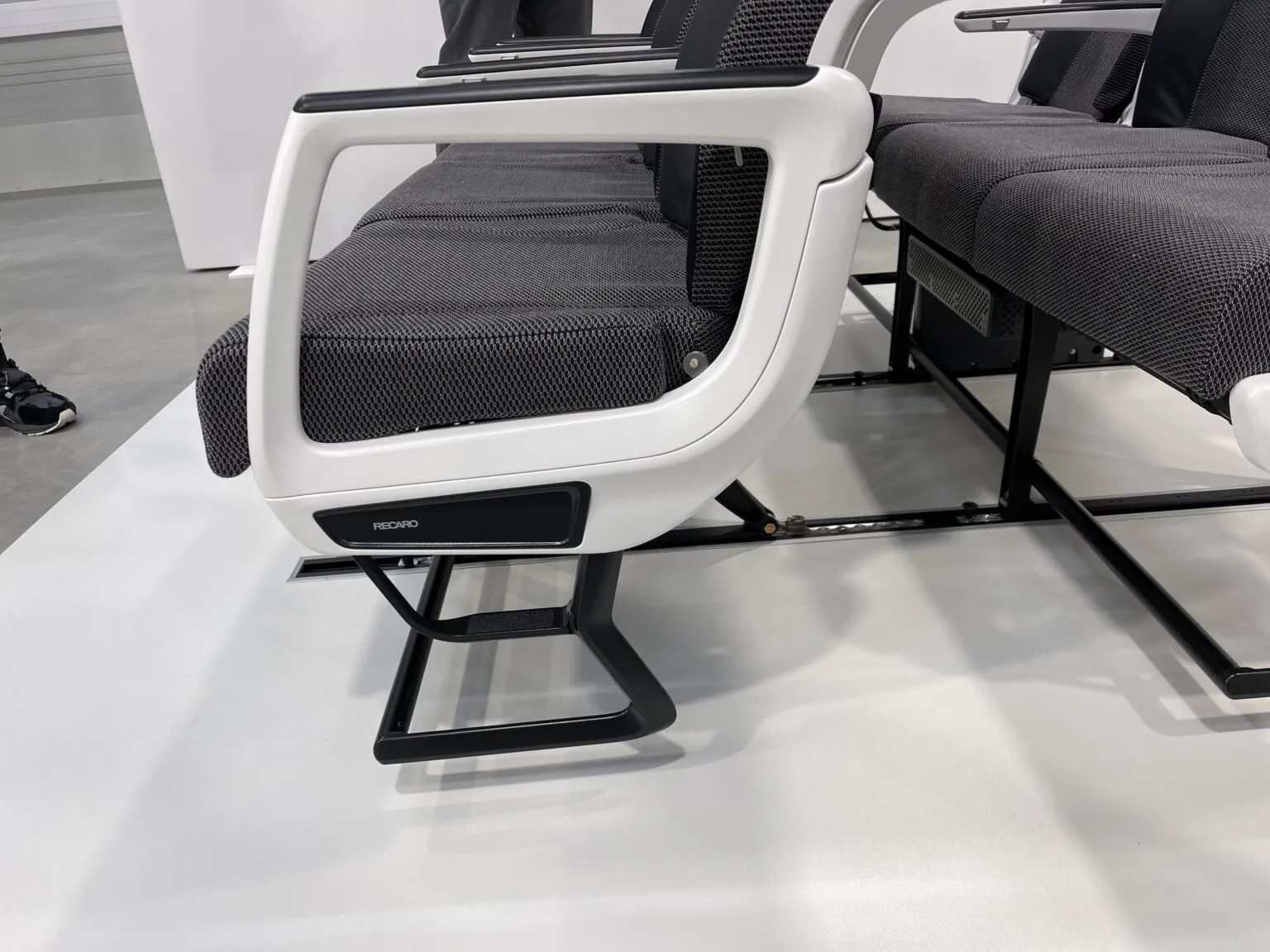 Recaro’s CL3810 full-featured economy drops 1.5kg, adds knee space ...