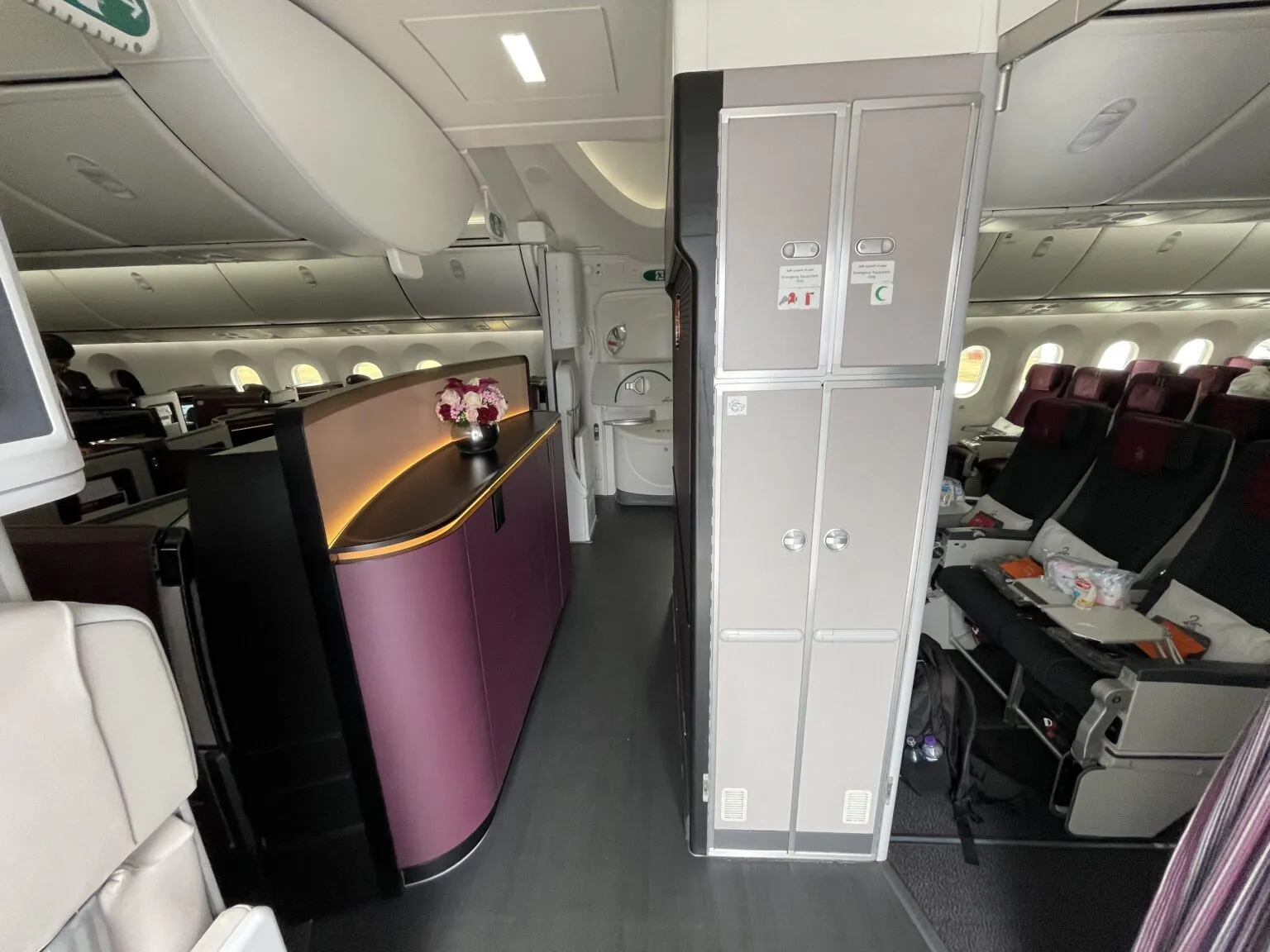 Qatar’s new 787-9 seat: smart space and “kissing class” -Runway Girl