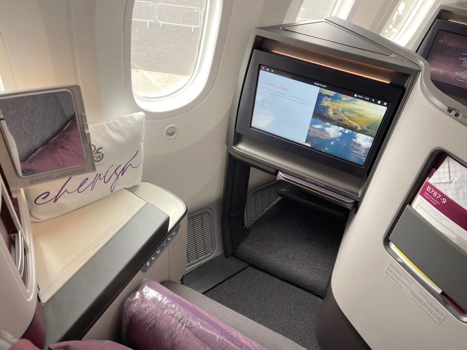 Qatar’s new 787-9 seat: smart space and “kissing class” -Runway Girl