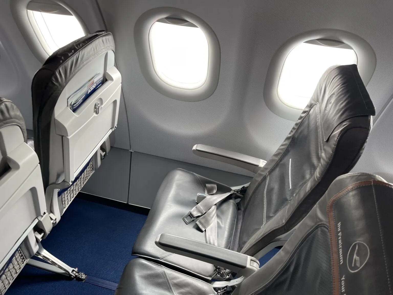 Celebrating cabin consistency on a very old A321-100 and early A320neo ...