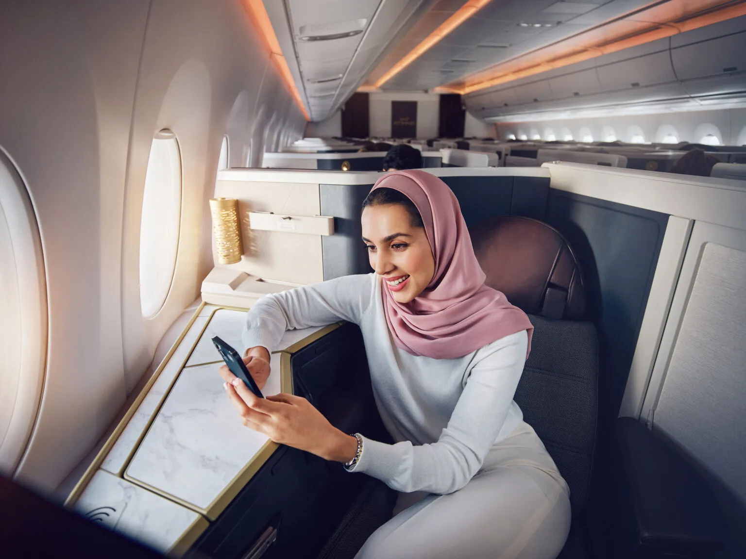 Etihad Airways Captain Aisha Al Mansoori achieves historic first ...