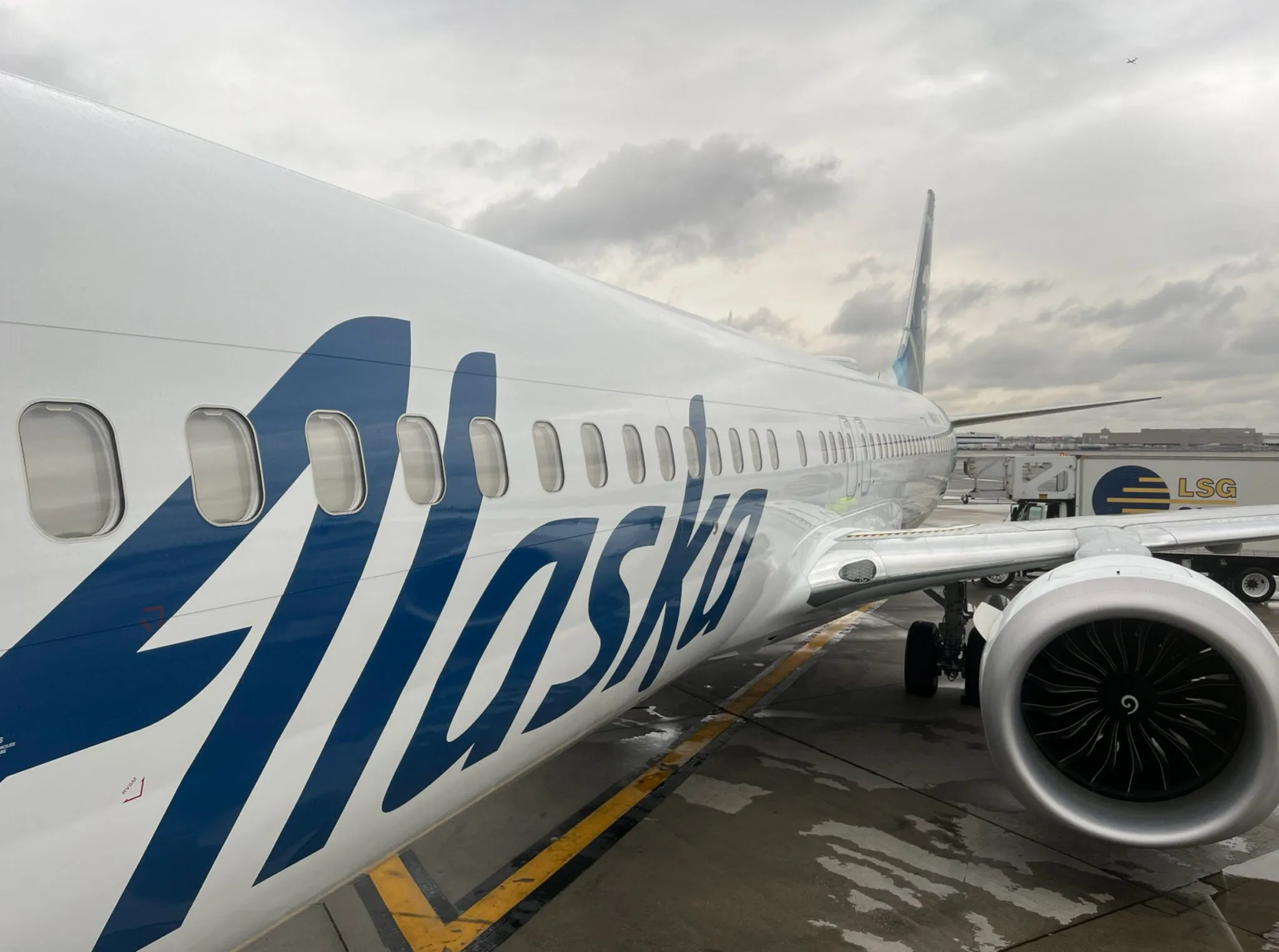 Alaska and United discover loose door plug hardware on some MAX 9s ...