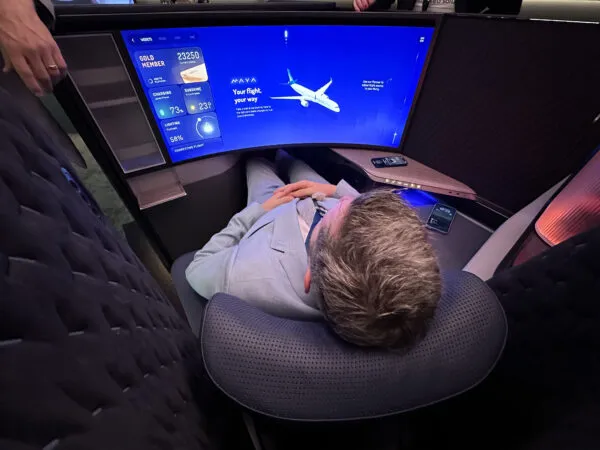 Panasonic/Collins MAYA seat concept: immersive or overwhelming?Runway Girl
