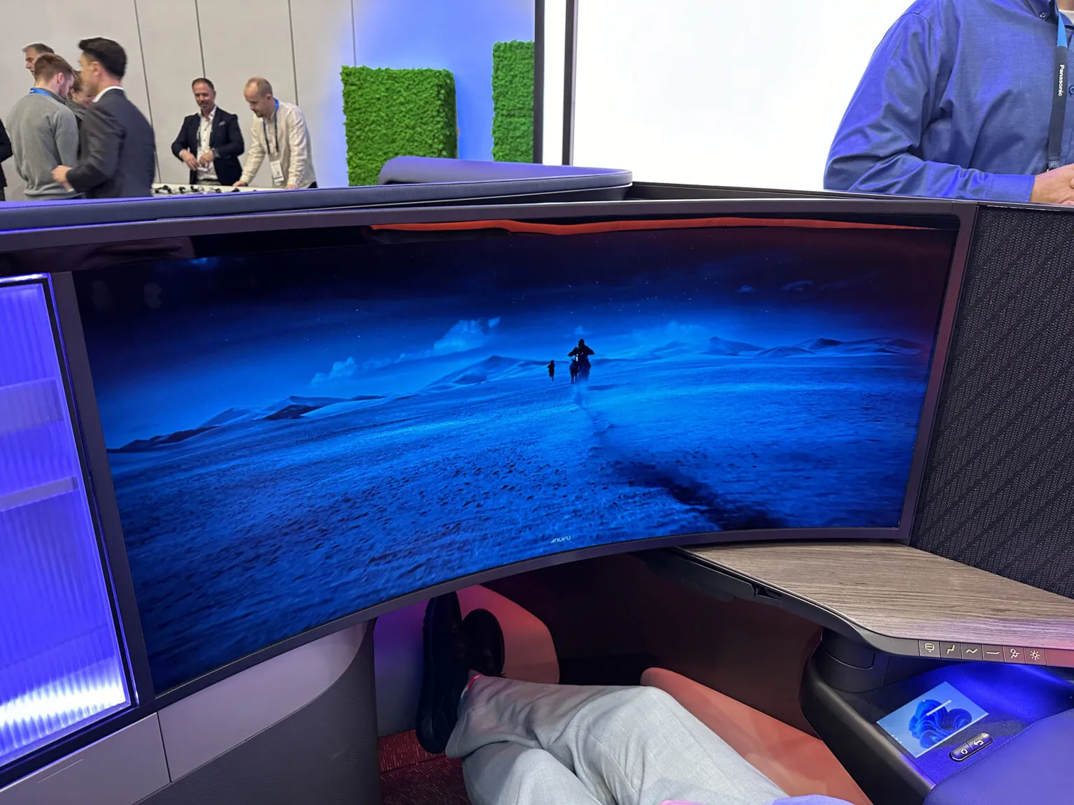 Panasonic/Collins MAYA seat concept: immersive or overwhelming?Runway Girl