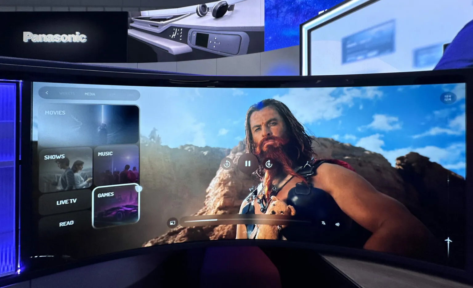 Panasonic/Collins MAYA seat concept: immersive or overwhelming?Runway Girl