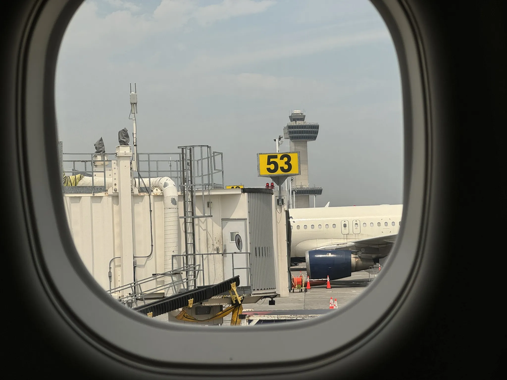 American versus Delta on New York-DC aboard E175 twinjets - Runway ...