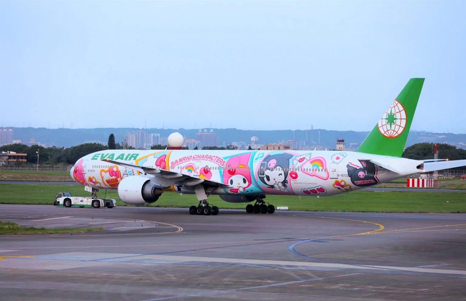 Press Release: EVA Air unveils Hello Kitty Besties jetRunway Girl