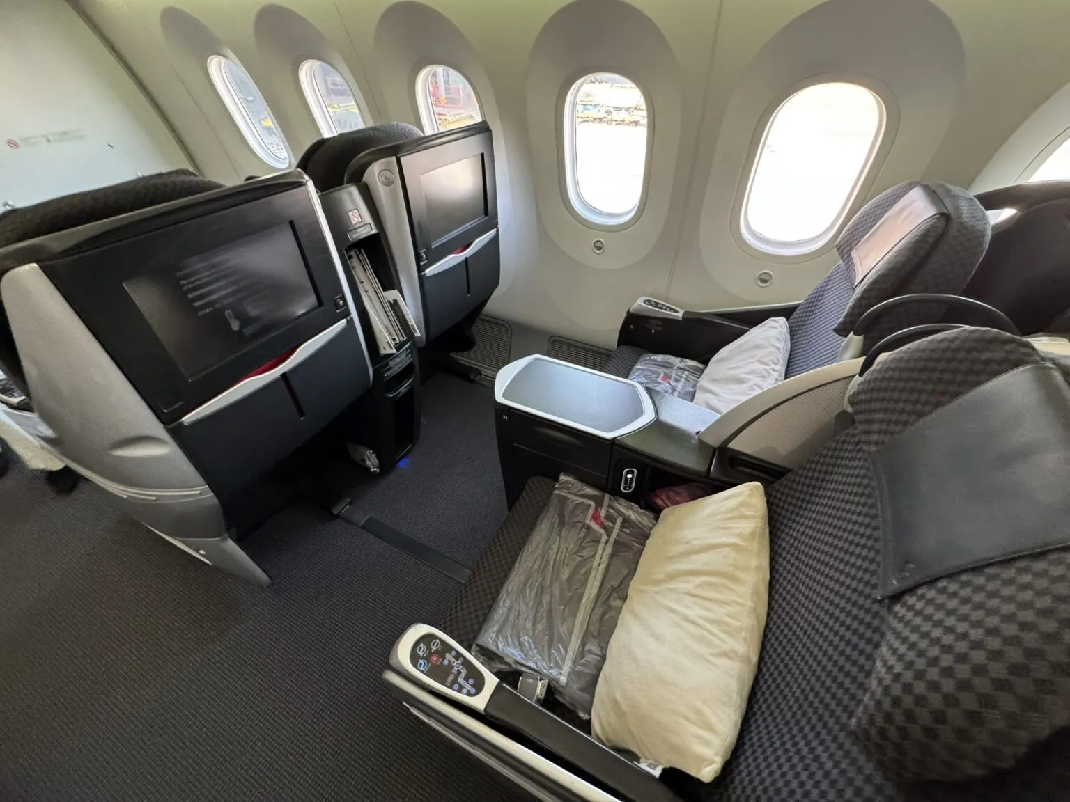 Enjoy a blast from the past aboard JAL 787-8 on TSA-HND - Runway ...