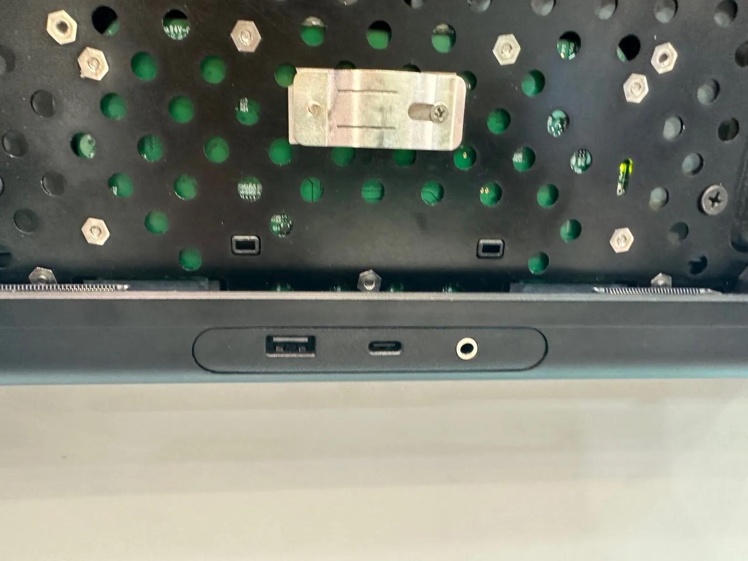 How Safran Passenger Innovations drove weight out of nextgen IFE ...