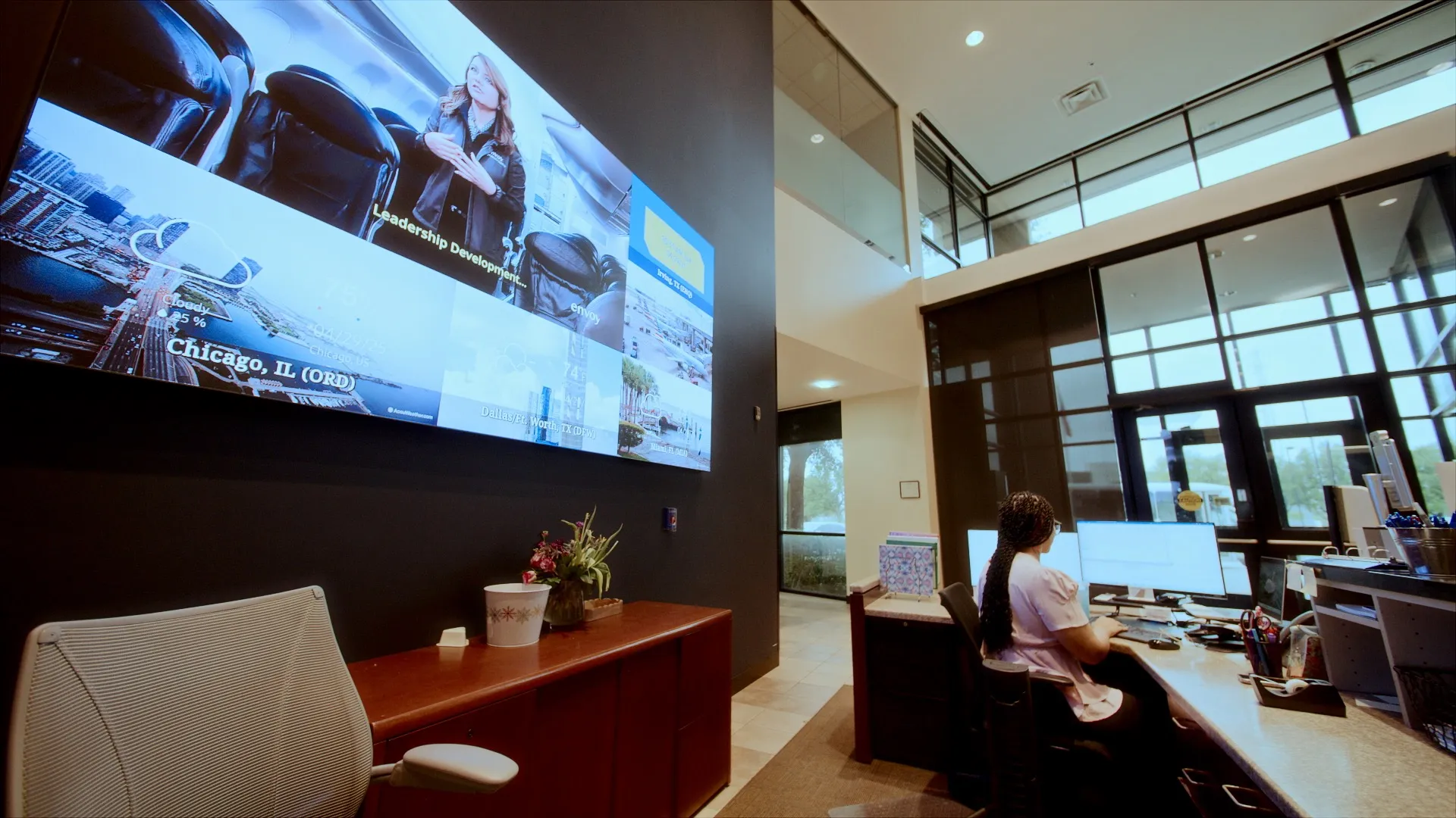 Press Release: Samsung displays elevate Envoy Air employee experience ...